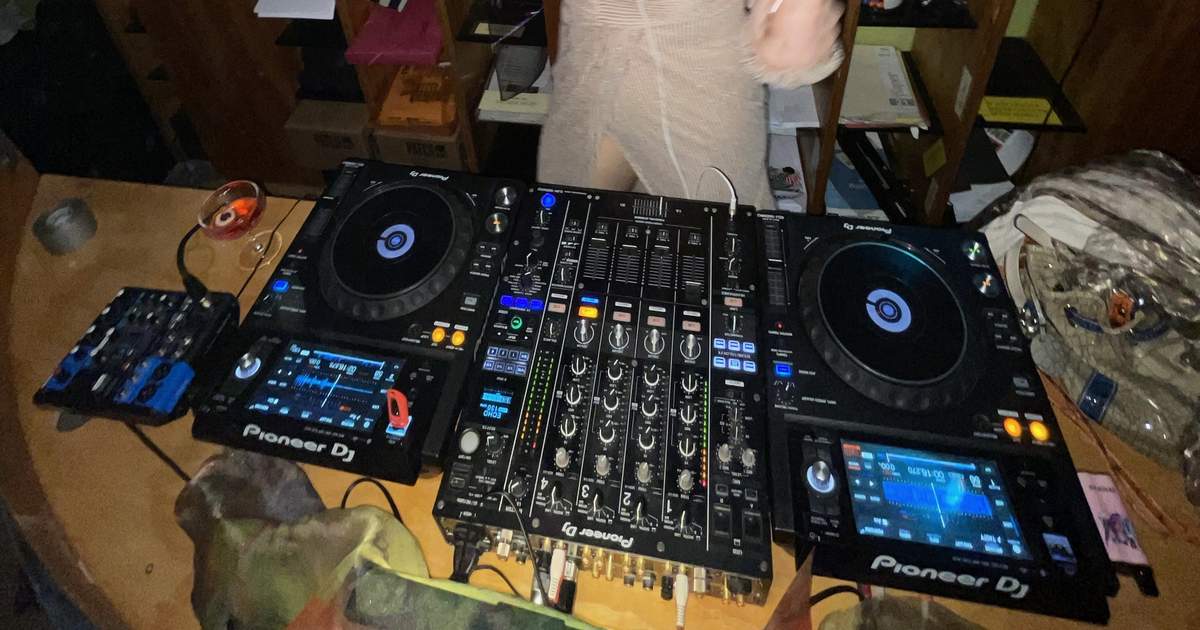 Segments: Feel The Floor: Guest Mix - Hostess (Live from Coburg North ...