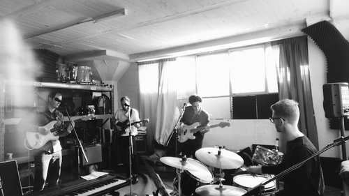 Events: Grandstands, Bella Quinlan — Triple R 102.7FM, Melbourne ...